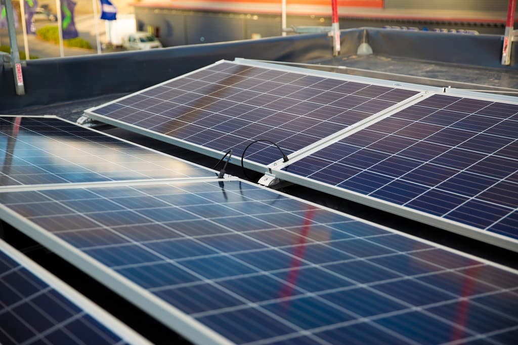 Solcelleanlegg til næringsbygg | Brødrene Helgesen